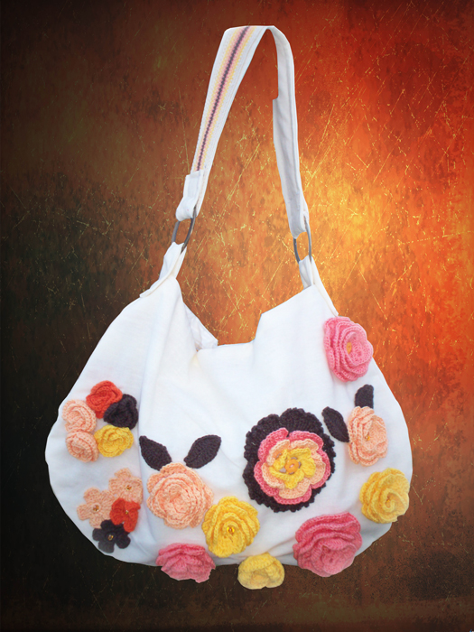 Catalana: Cartera de tela con flores tejidas al crochet