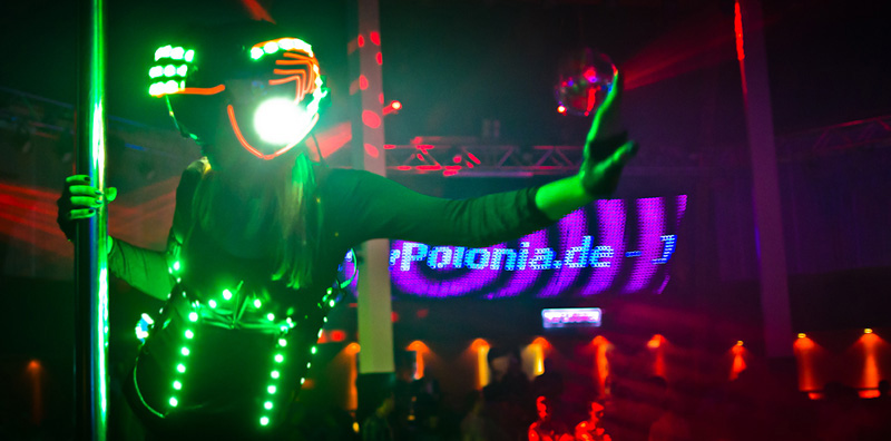 Onda Activa: Robot bailarín viene al concierto con Skyblu de LMFAO