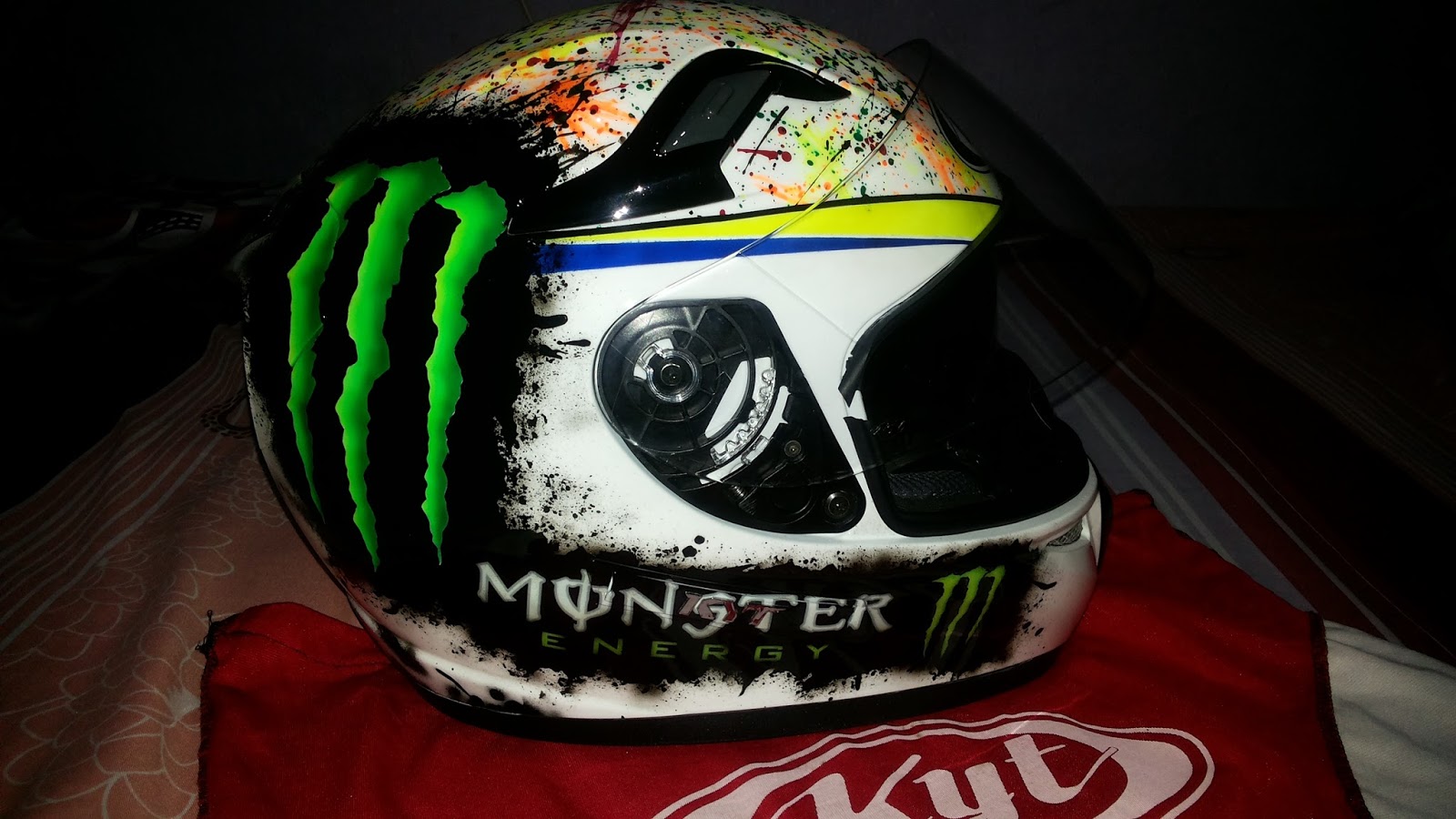 Cat-airbrush.blogspot.co.id : Helm KYT airbrush Logo Monster Energy