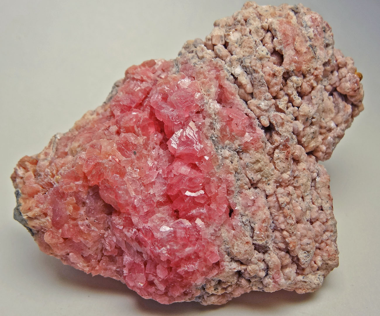 【mineral photo】classic rhodochrosite specimen from Tohoku area, Japan