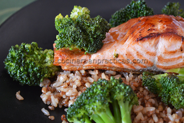 Salmón con Brócoli, Arroz integral y Quinoa