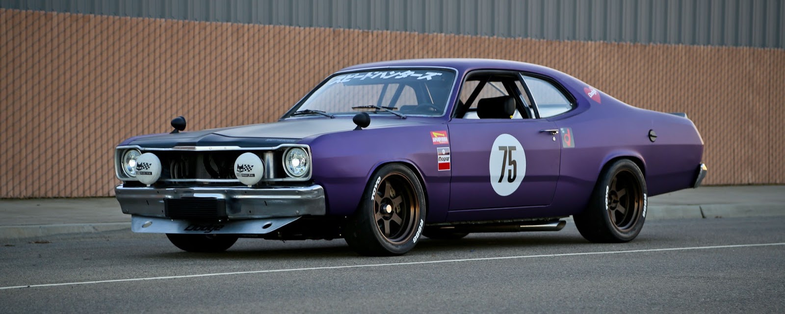 "MOTORCULT": ’75 Dodge #DartSport