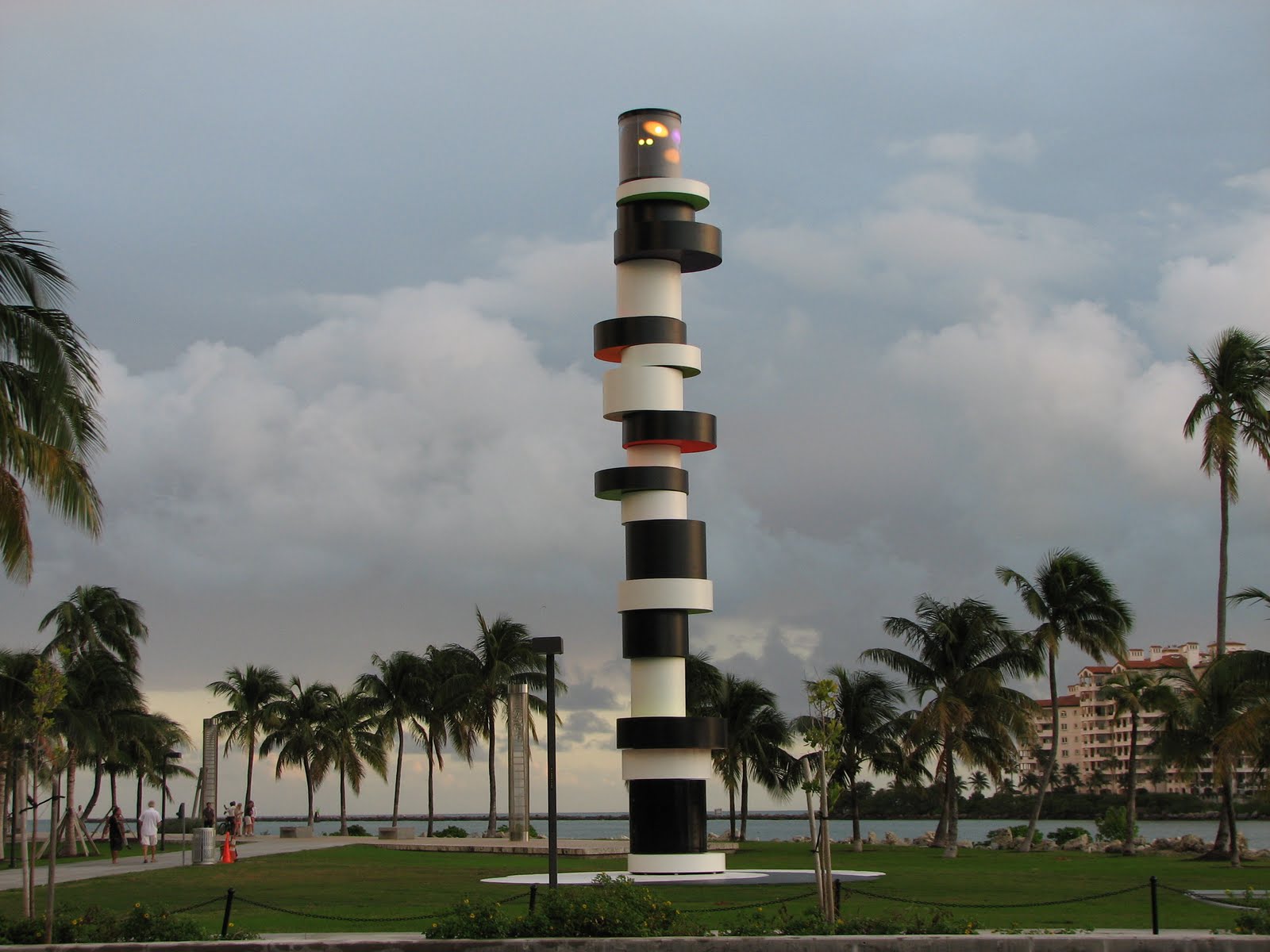 Bonao Internacional: EL NUEVO FARO DECORATIVO DE MIAMI BEACH