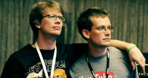 Hank Green (irmão do John Green) comenta sobre o estado atual do Brasil ...