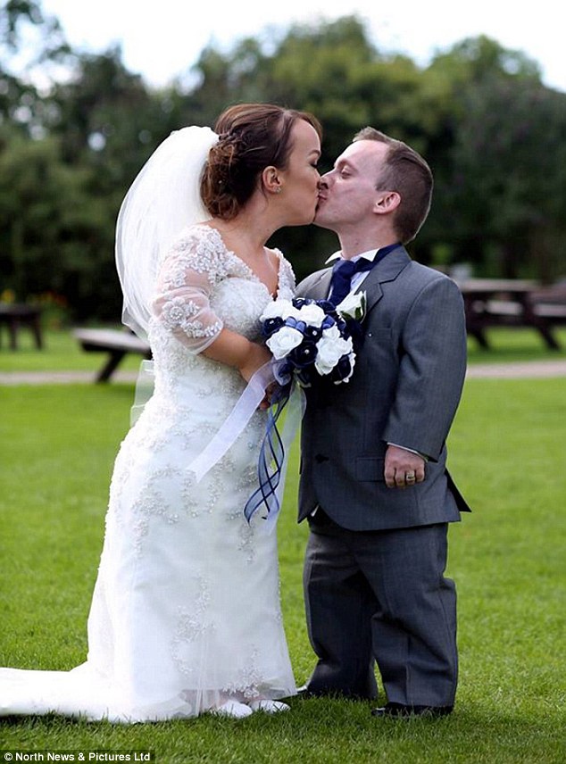 SoWomen: Dwarf Couple marry in a Fairytale Wedding