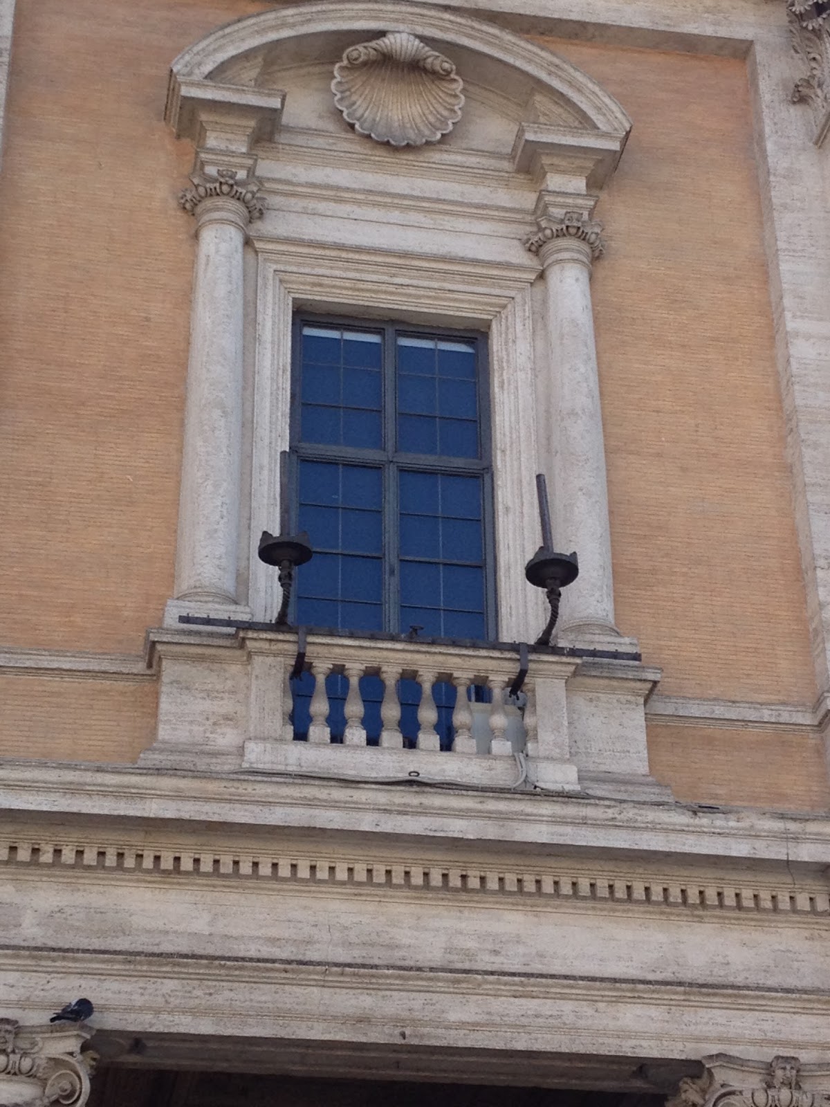 In bici per Roma: Le finestre più belle di Roma8