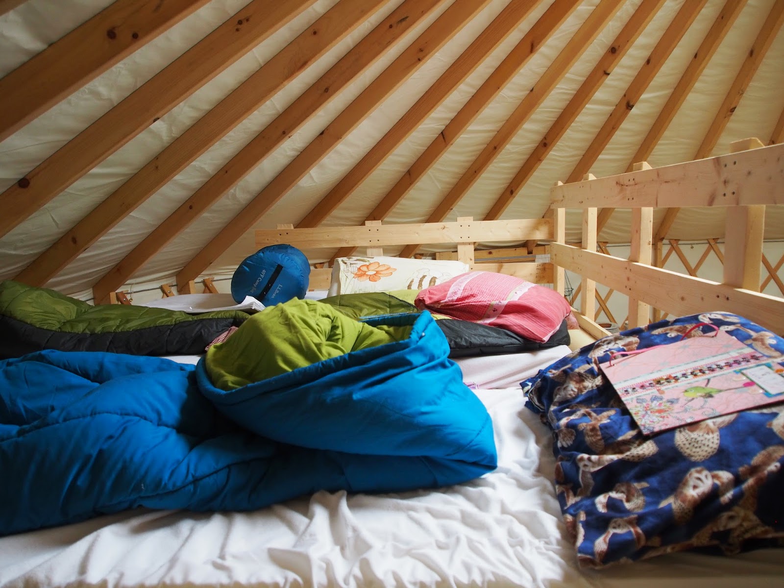 Our Island Home: Inside Our Yurt - Dans notre yourte