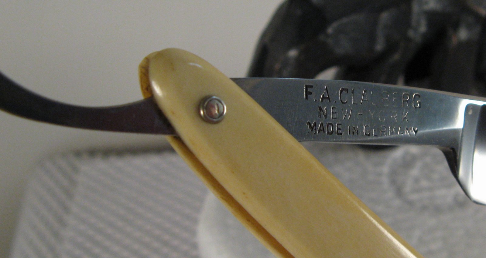 Manly Shaving: Sold -- Clauberg Tonsorial Gem 5/8'' German -- Like new!