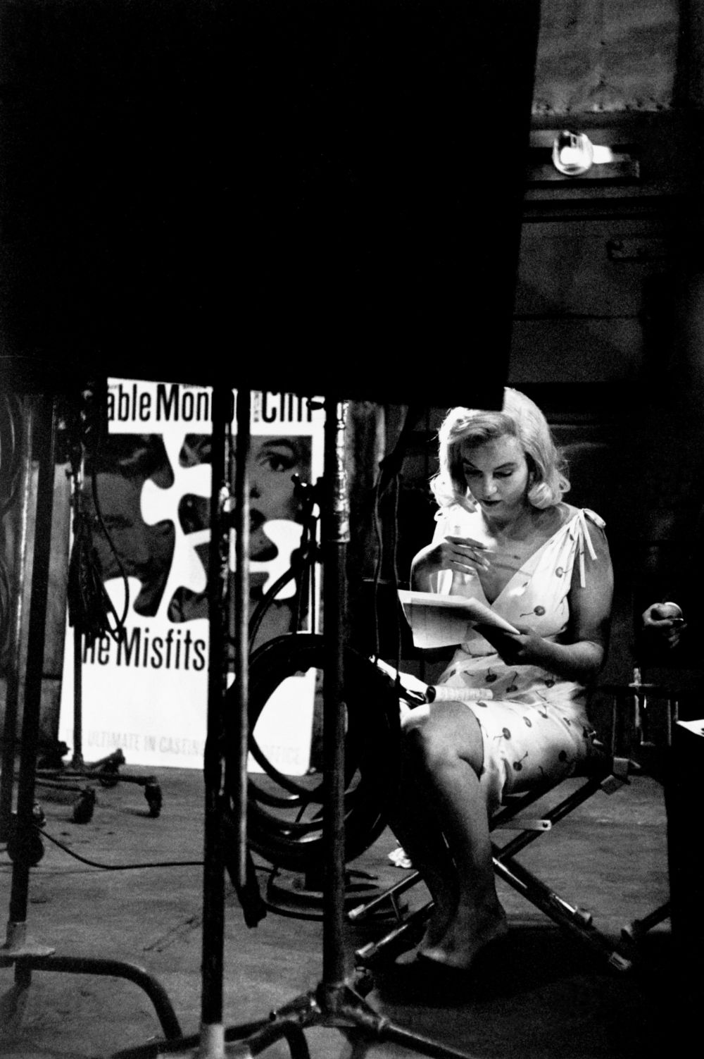 47 Interesting Vintage Photos of Marilyn Monroe Reading Book ~ Vintage ...