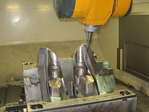 Centri di lavoro Breton MATRIX 800 e 1000 mentre lavorano stampi ...