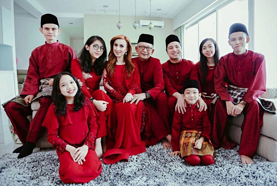 Gambar Raya Maria Farida Dengan Suami Baru - Berita Memey