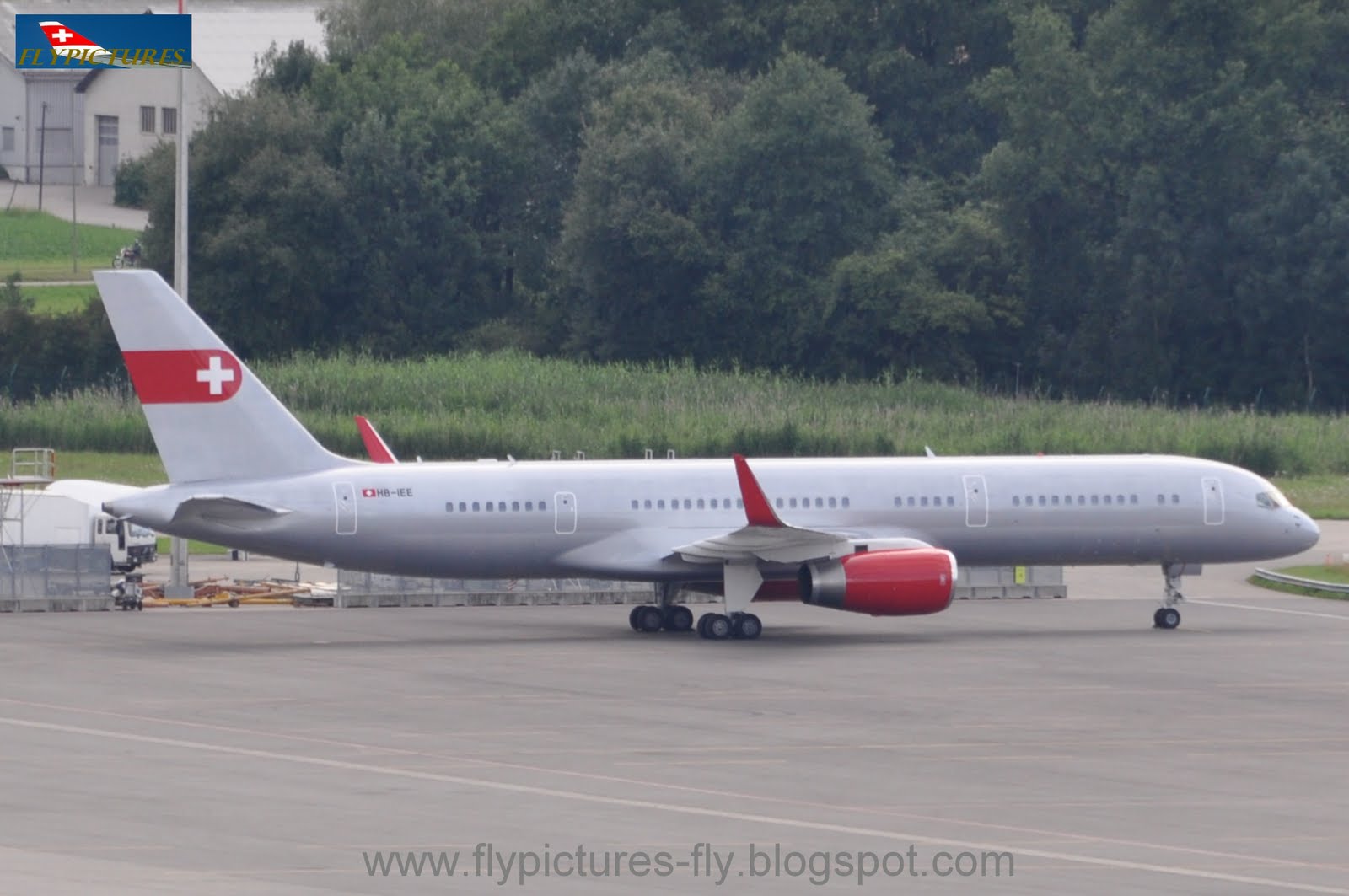 Flypictures: HB-IEE / B757-23A / Privatair / New c/s