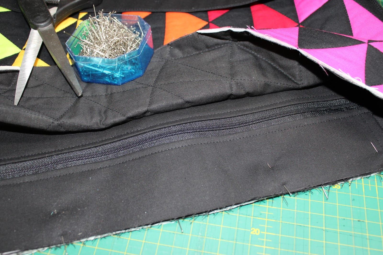 Med forklæde, fingerbøl og træsko: Taske syet af patchwork-panel