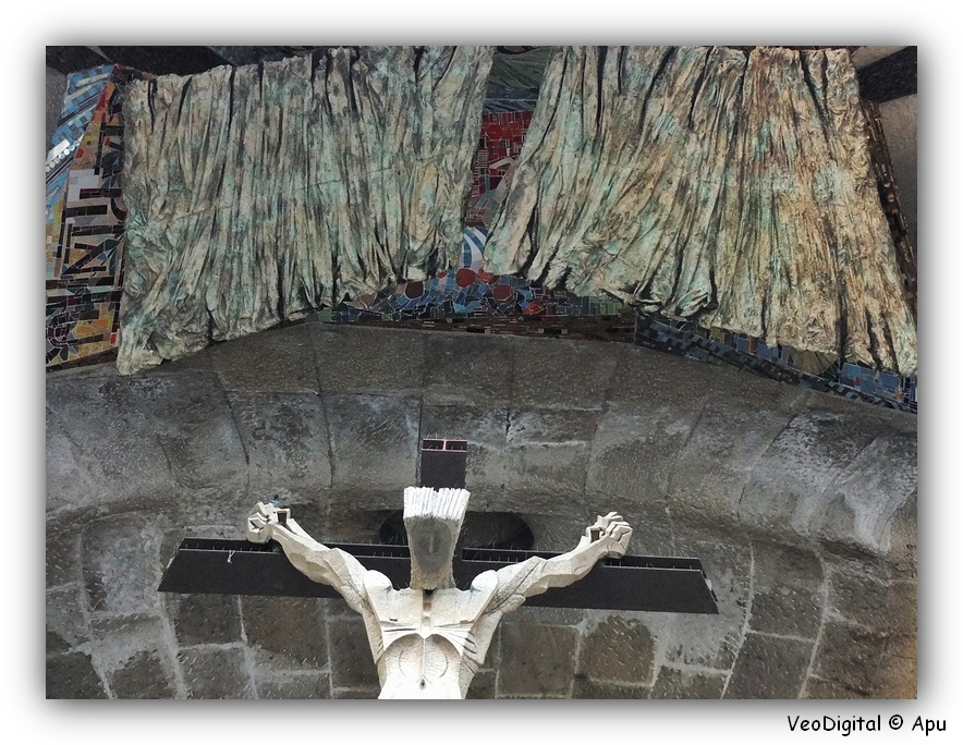 Jesús crucificado en el portal de la Pasión de la Sagrada Familia