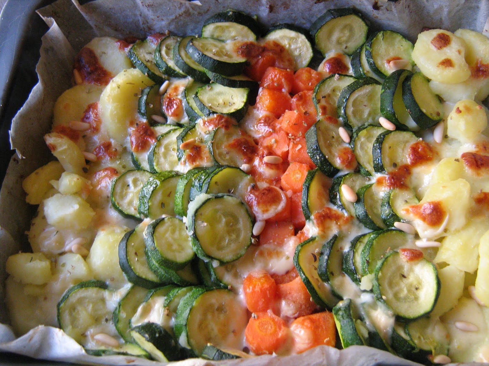 Contorni: Verdure al forno con scamorza e pinoli