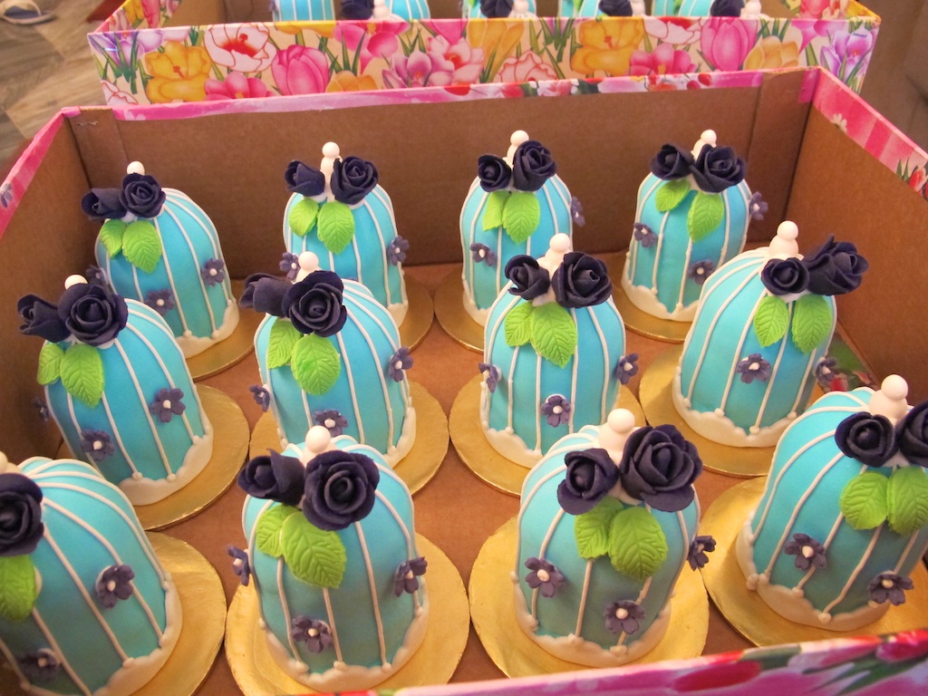 Pink Oven Cakes and Cookies: Dome shaped hantaran mini cakes