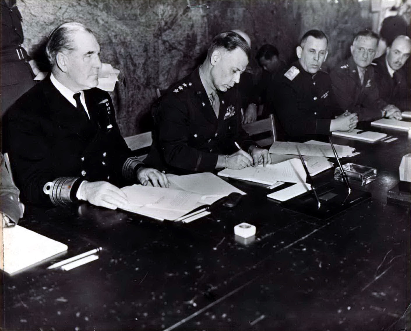 NAZI JERMAN: Menyerahnya Jerman Dalam Perang Dunia II