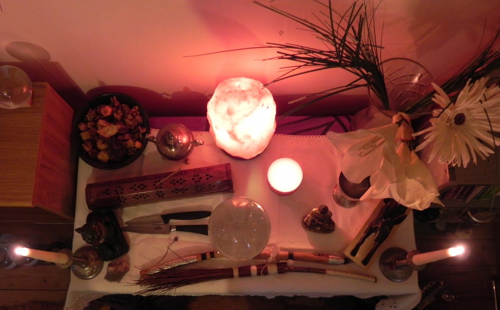 The Wiccan Altar - pendencrystals