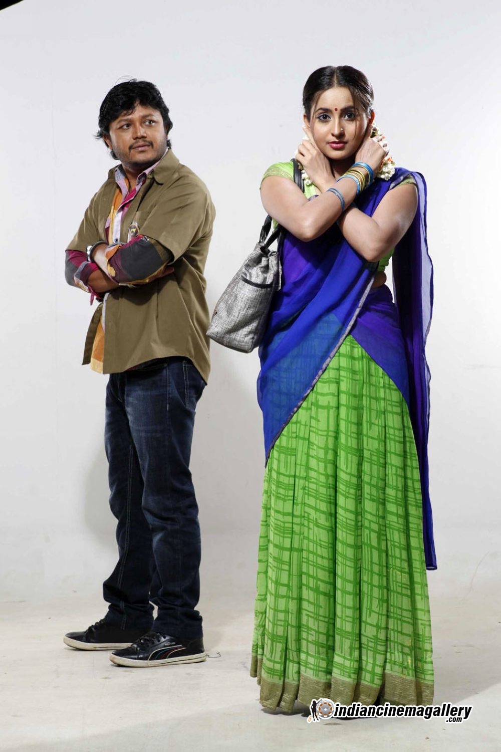 Mallu actress bhama hot navel show from telugu movie Auto Raja - All ...