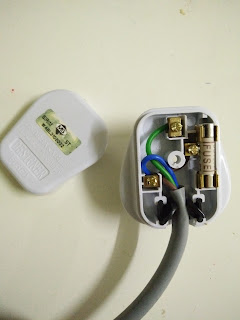 Tentang Saya: Penggunaan wayar merah, kuning dan hitam