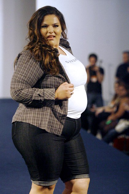 Times4News: Fashion show of oversize Model | Gadget Review