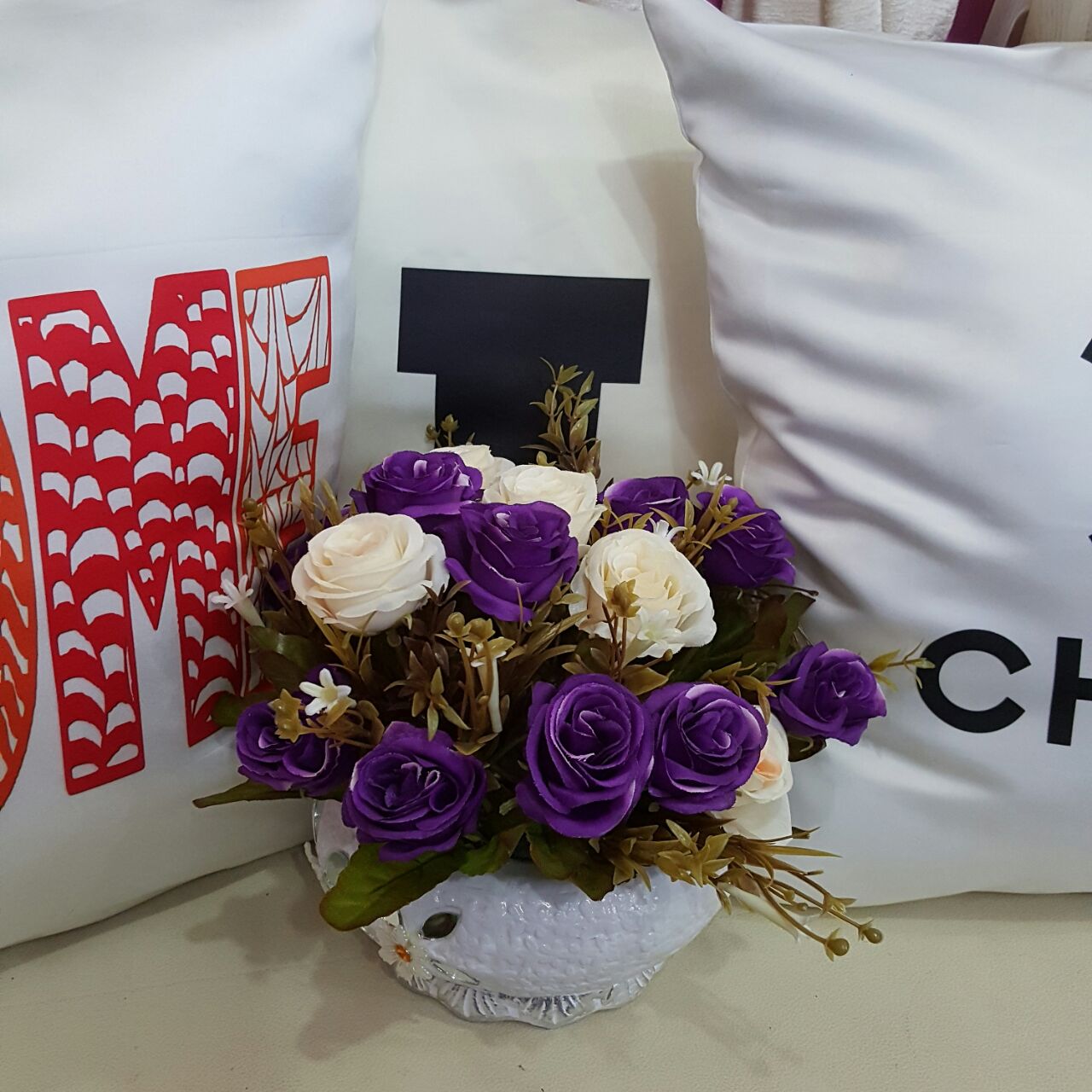 .: Maua ya artificial ya kupamba ndani yapo