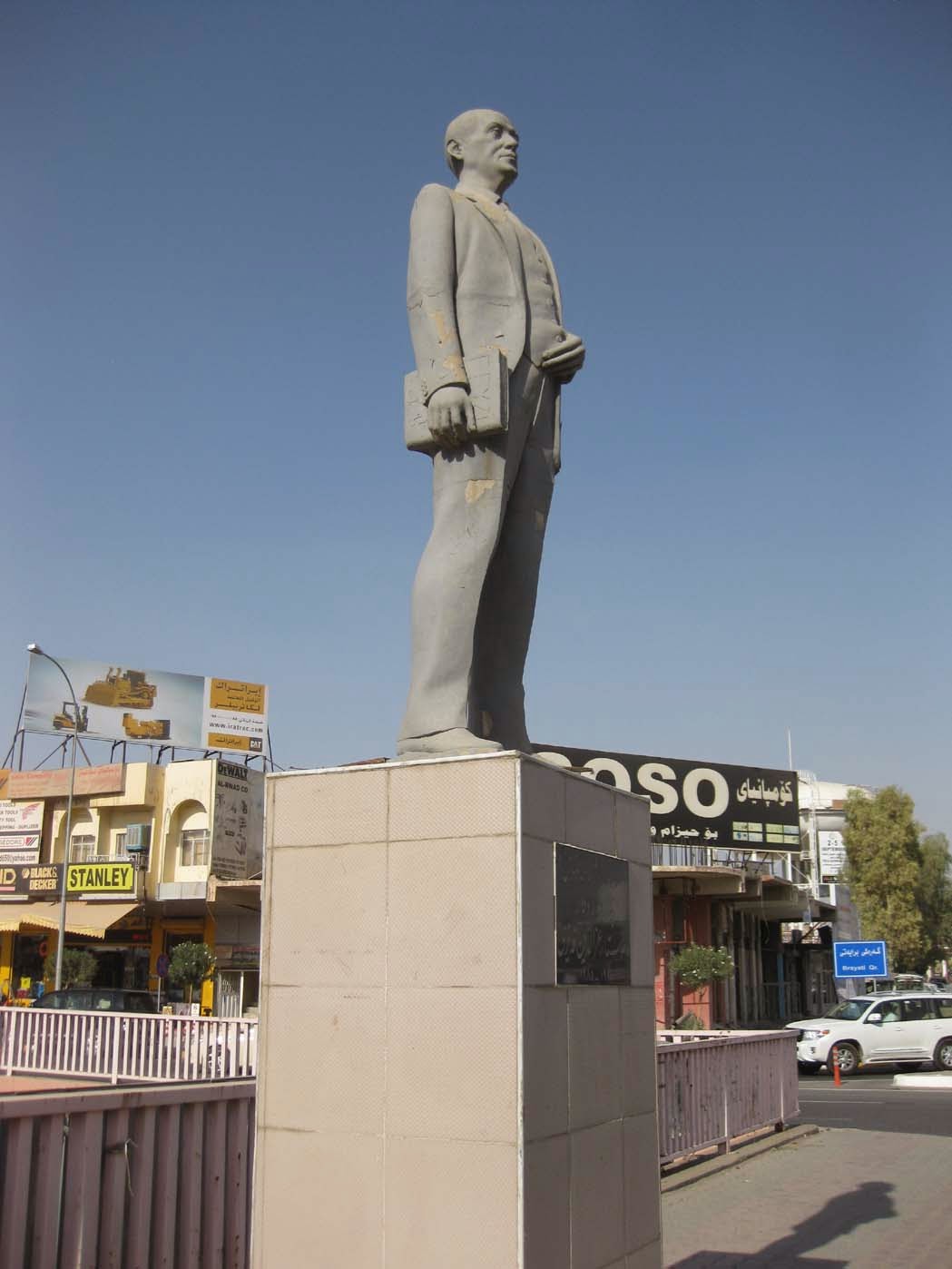 kurdistanart: Erbil: statue of (Izz ad Din Fizi)1917-1985 په‌یكه‌ری ...