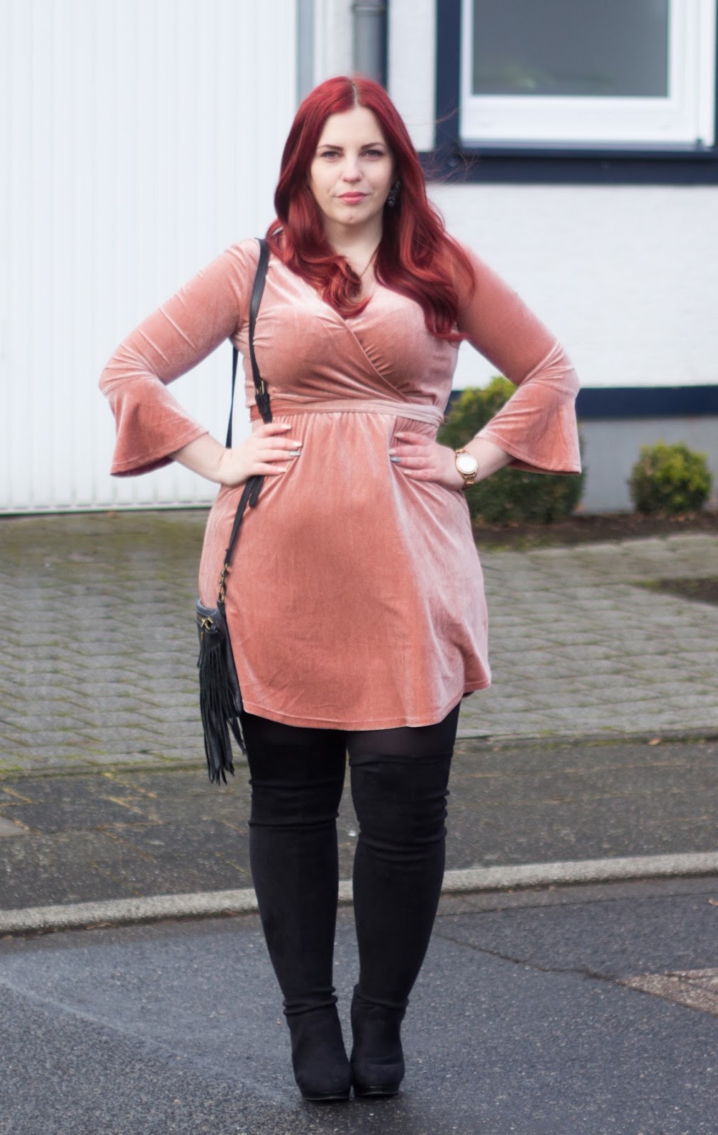 German Curves: Date Night Look ohne die Farbe rot - Curvy Sequins