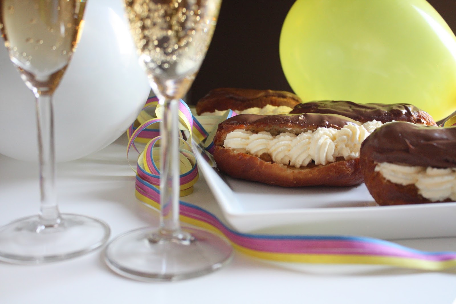 MALLASPULLA: Koulumunkit alias suklaamunkit kermatäytteellä