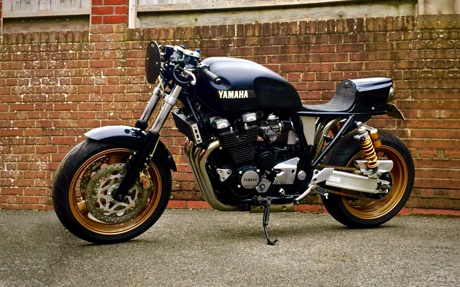 XJR shed built - Inazuma café racer