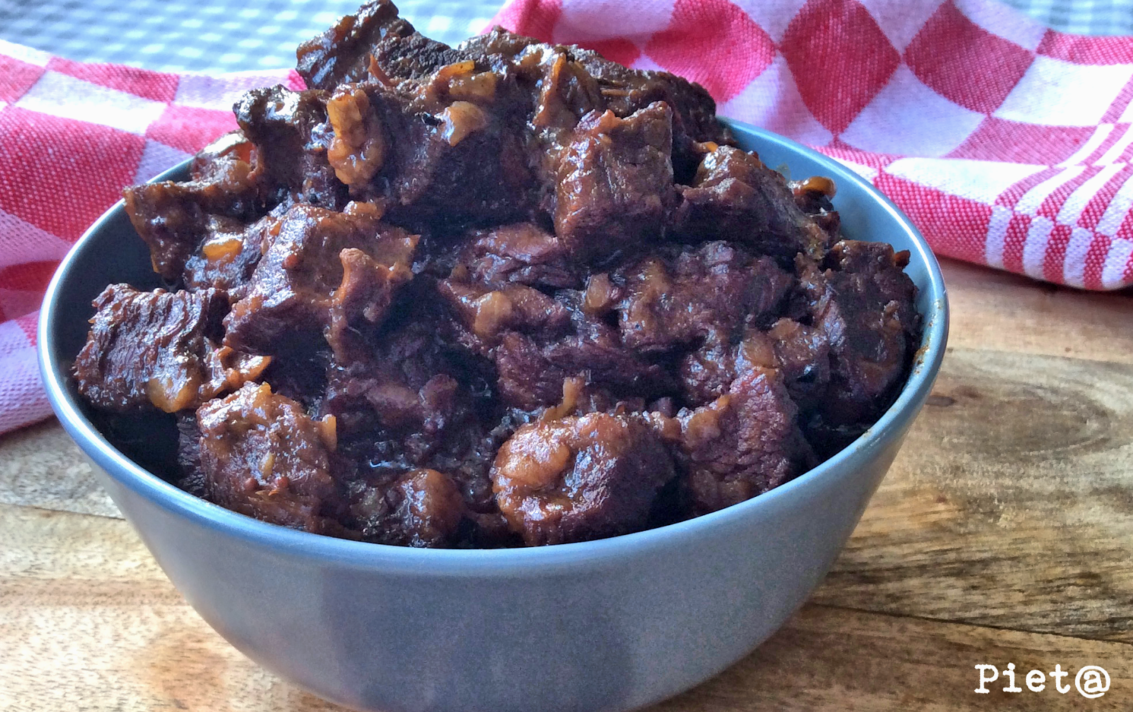 Pieta's hapjes: Gestoofde runderriblappen uit de oven met bokbier