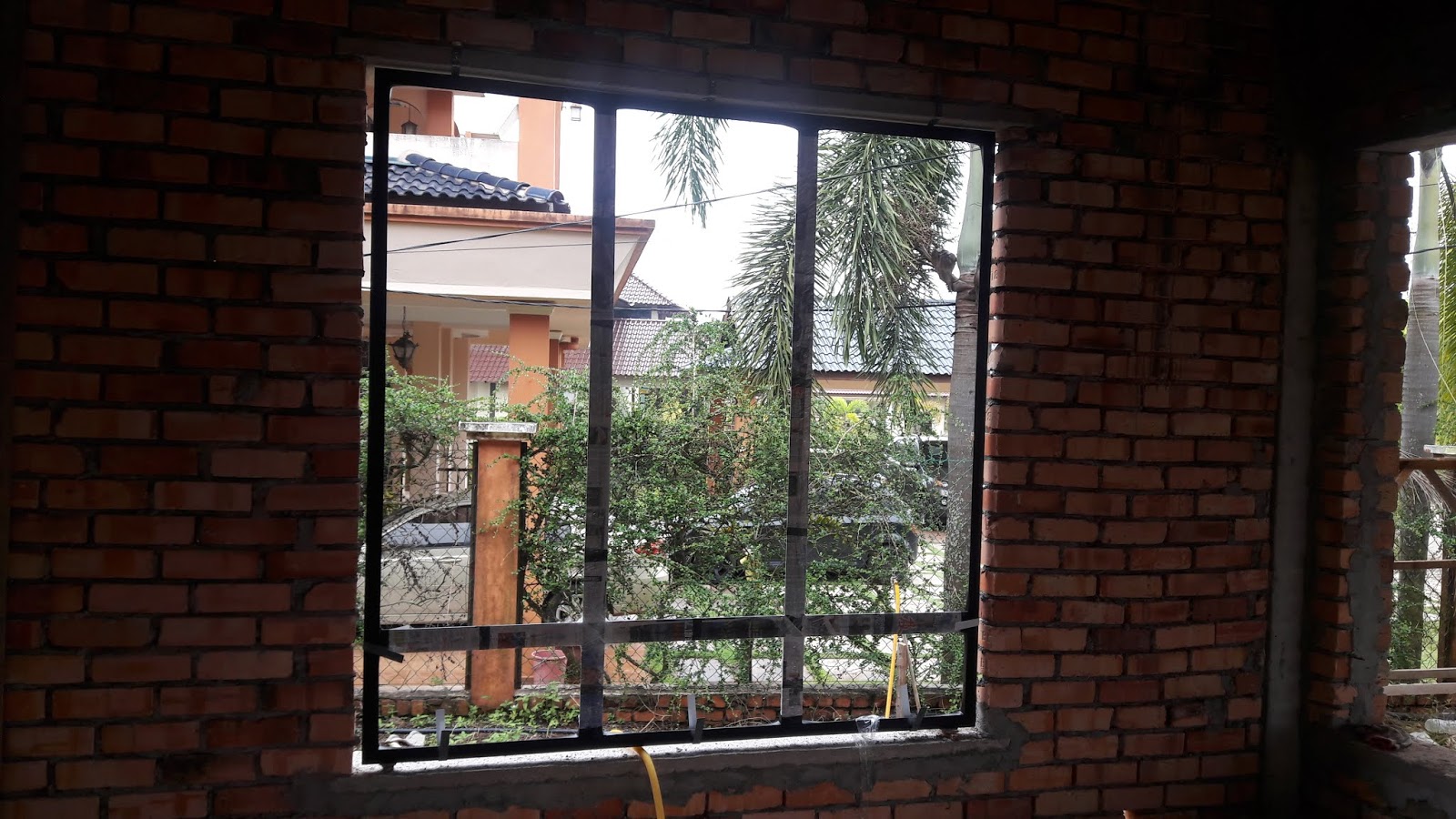 bungalowidaman: PEMASANGAN FRAME TINGKAP DAN PINTU