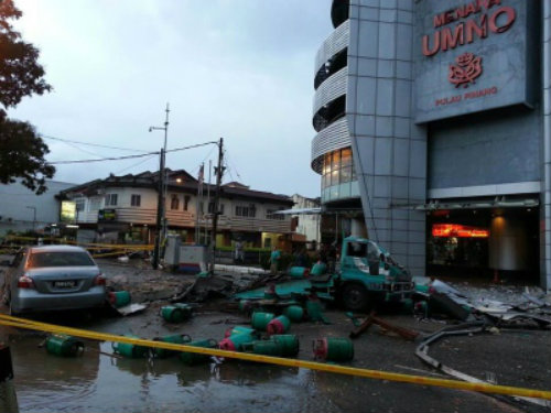 PANAS SELALU: 2 Video Dan Gambar Ribut Di Pulau Pinang!!!!!melanda