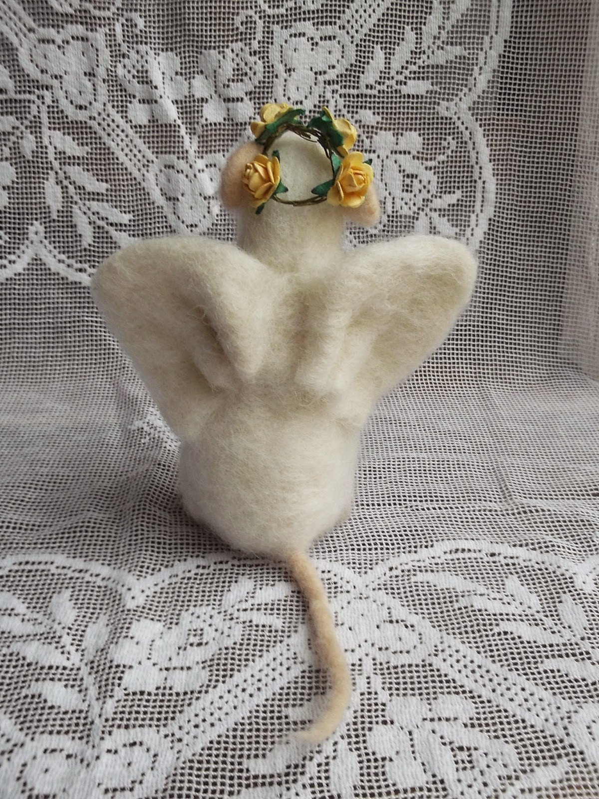 Love, Mrs Plop: Mouse Angel gets a flower garland :)