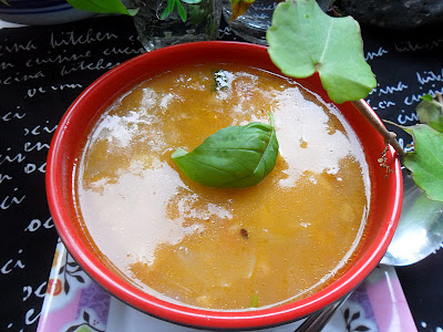 SOPA DE PAN CON TOMATE, CEBOLLA Y ALBAHACA