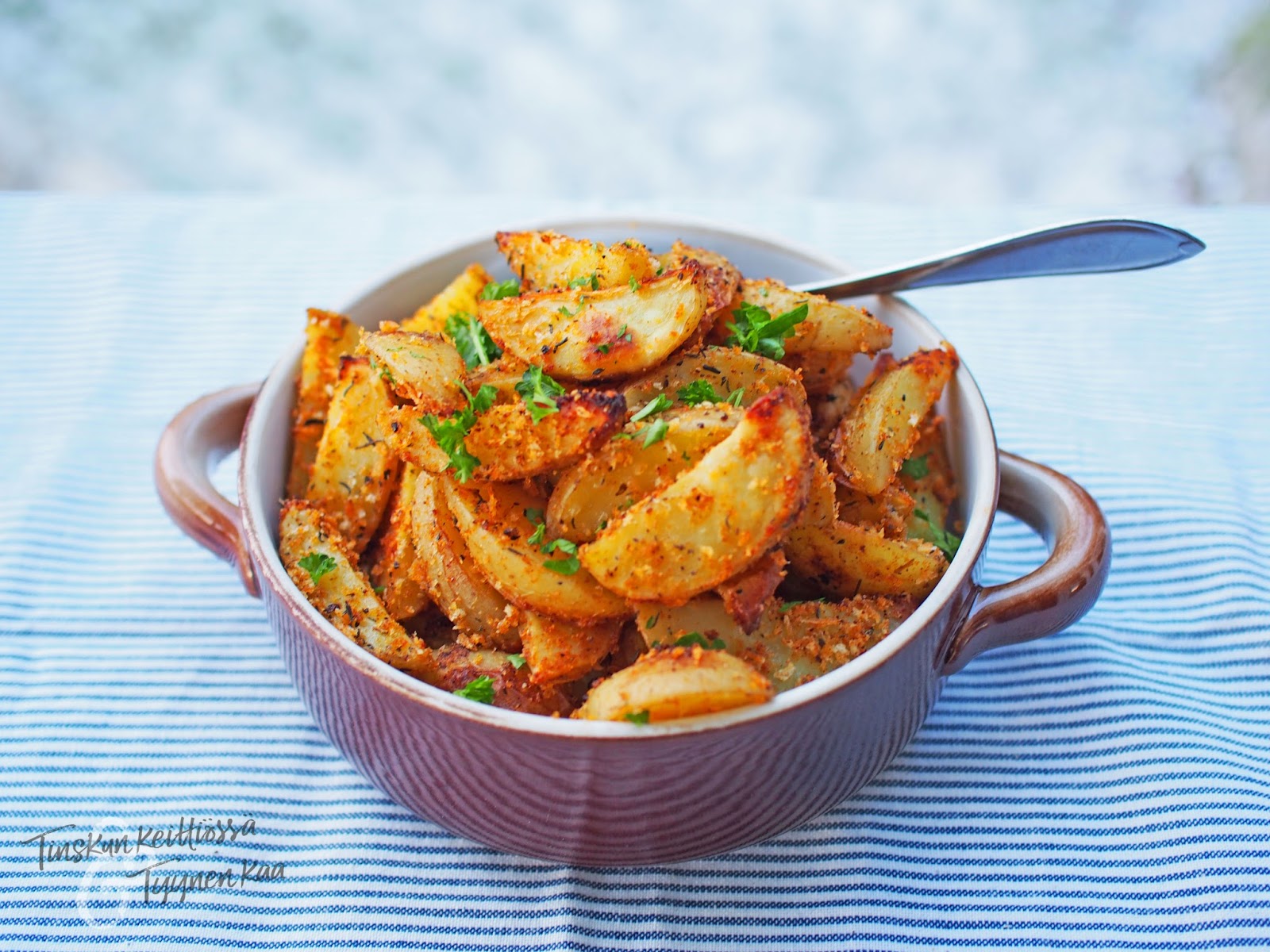 Rouhean rapeat lohkoperunat uunissa valmistaen | Tinskun keittiössä ja ...