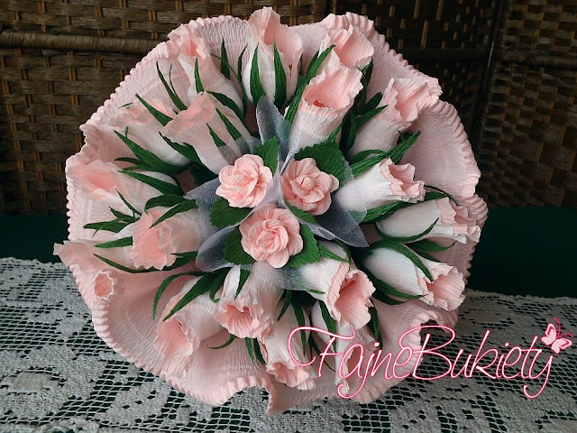 Fajne Bukiety - Słodkie bukiety: Słodki bukiet z 18 róż z Raffaello