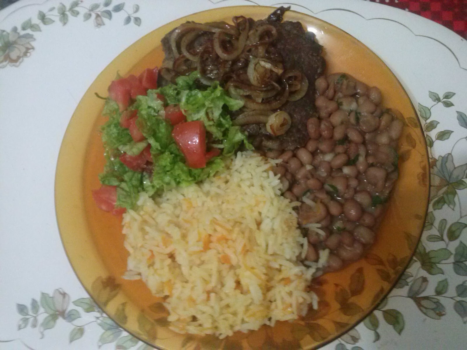 curtindo meus devaneios: ARROZ,FEIJÃO ,SALADA E BIFE ACEBOLADO.
