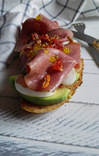 FOOD & CAKES: Tosta de pan con pastrami y aguacate