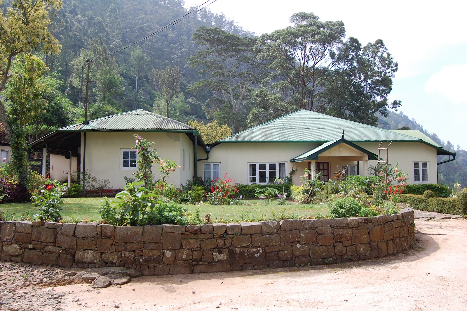 AMPITTIAKANDE: HOLIDAY BUNGALOW