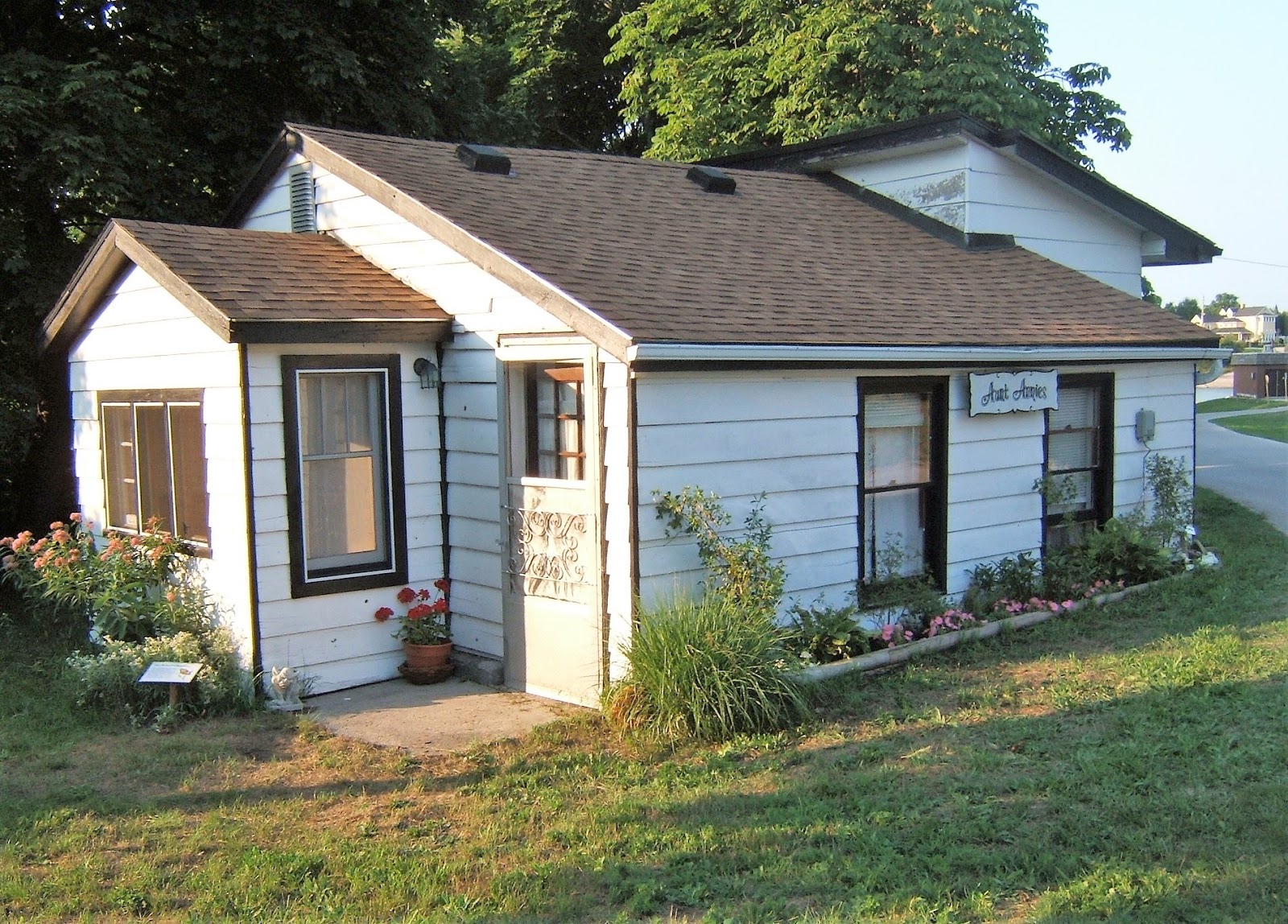 WRIGHTS LANE : AUNT ANNIE'S HISTORIC METIS HOME IN SOUTHAMPTON