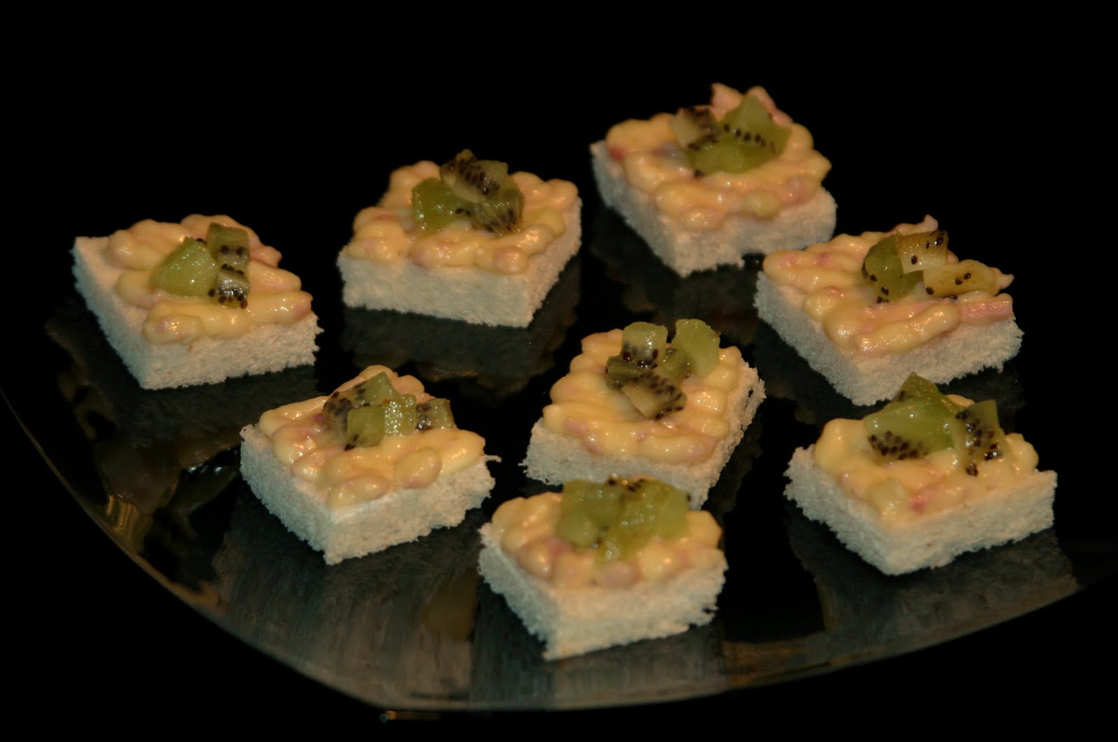 CAROLINE´S CREATIVE FOOD: CANAPE DE BRIE Y KIWI