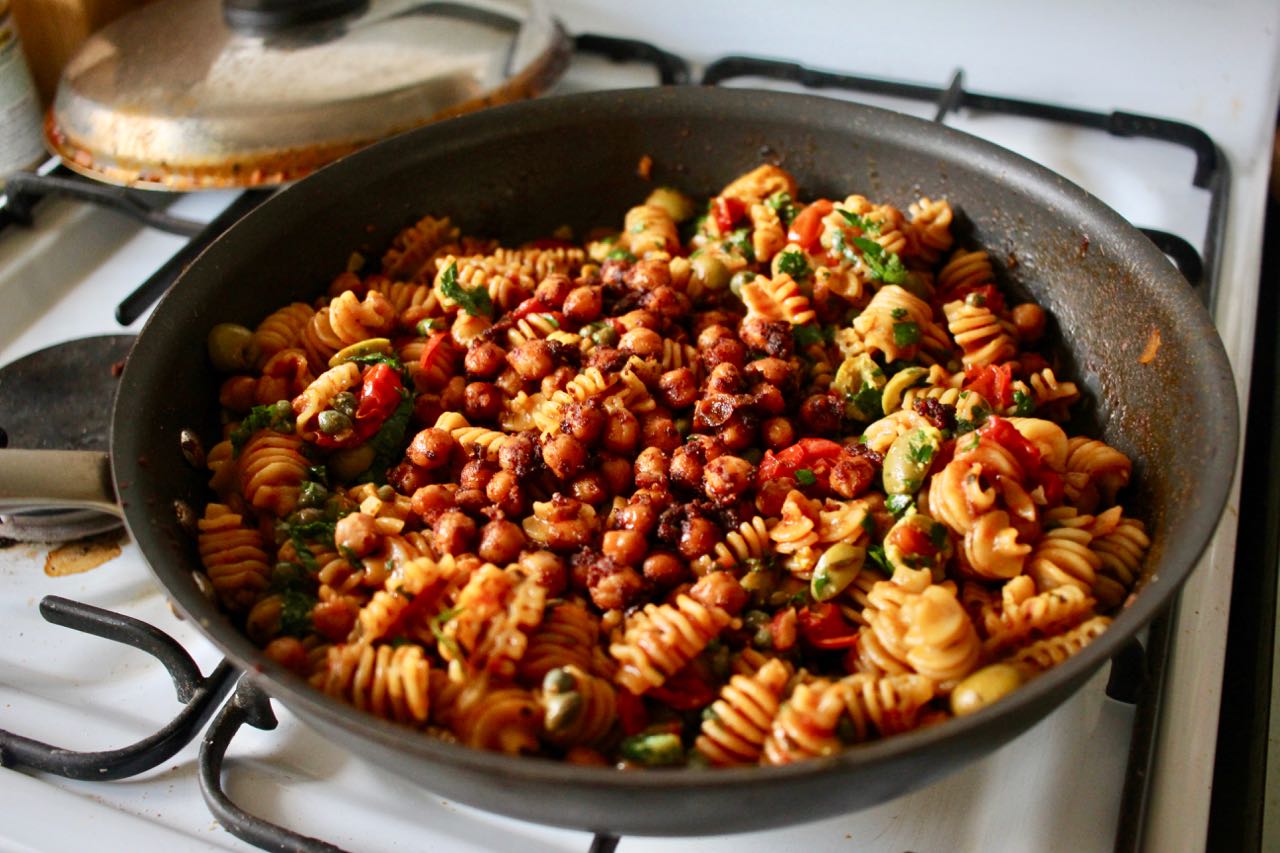 Green Gourmet Giraffe: Radiatore pasta with tomato and chickpeas