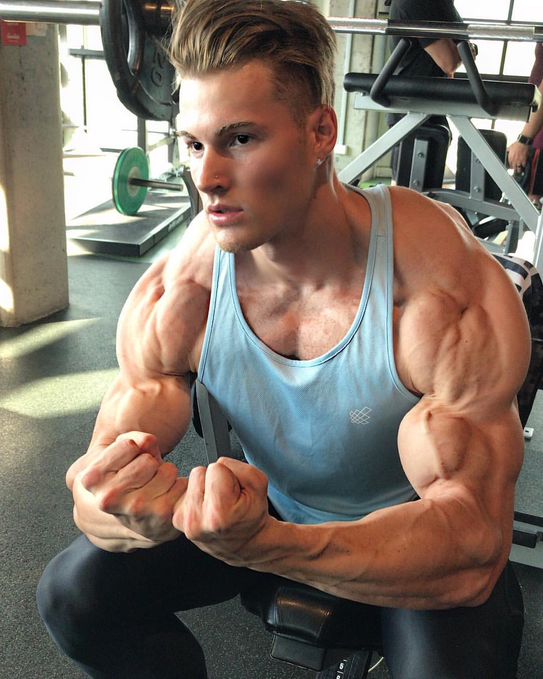 the beauty of male muscle: March 2019