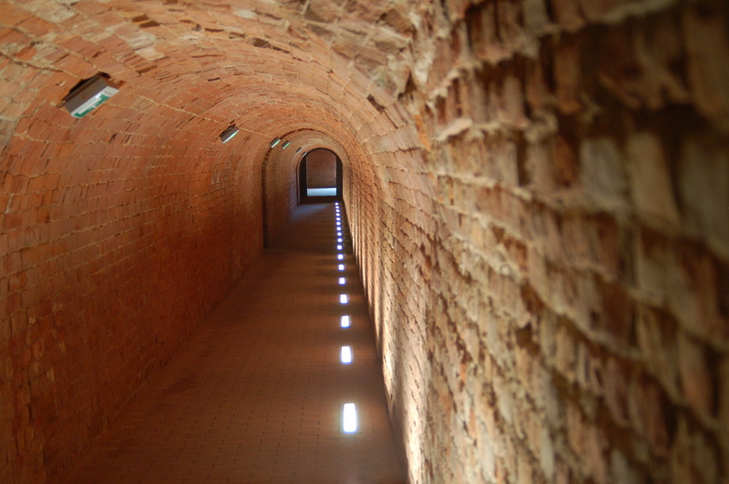 I tu i tam....Y aqui y alla: Grobowiec-piramida, ruina zamku i Perła ...