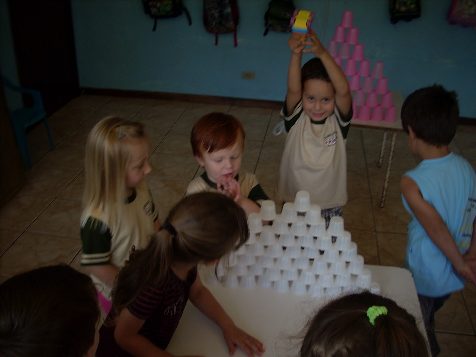 Atividades para Educação Infantil: Torre de copos
