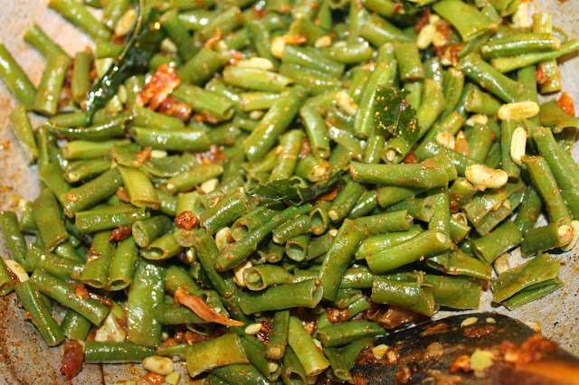 My Kitchen Treasure: Achinga payar mezhukupuratti / Long String Beans ...