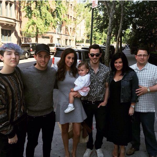 Jonas Brothers the best: FAMILIA JONAS (CASI) COMPLETA!