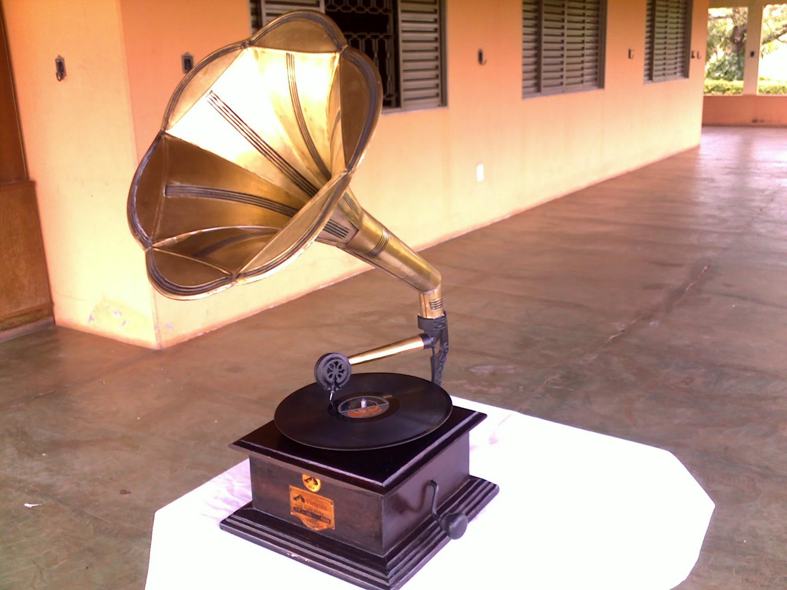 Sempre Semi-novos: GRAMOFONE A MANIVELA VICTOR MACHINE