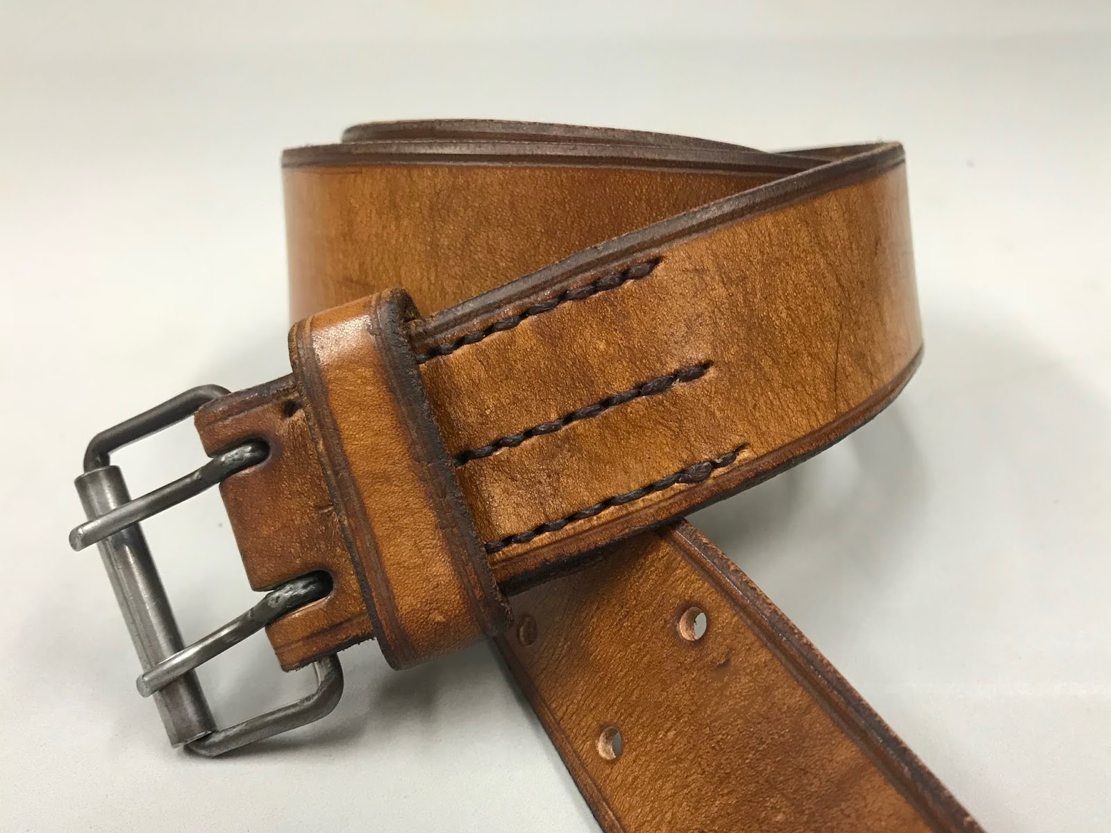 La ventana del cuero: Cinturón de cuero artesanal estilo rústico.